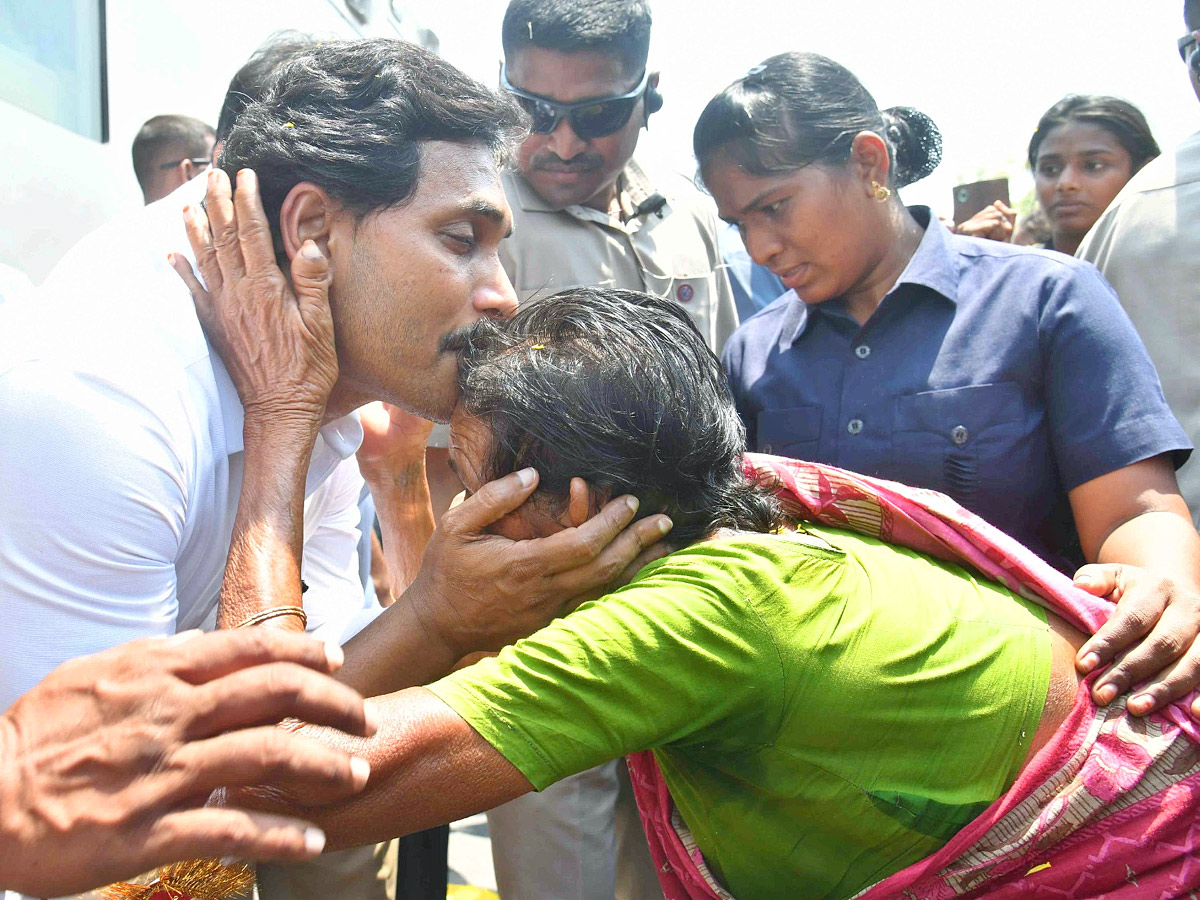 CM YS Jagan Nandyal Bus Yatra: సమరోత్సాహం.. జన సముద్రంలా నంద్యాల.. (ఫొటోలు) | Andhra Pradesh ...